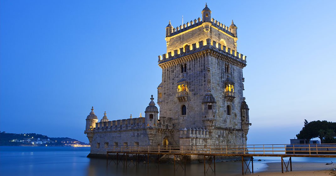 Admirez la tour de Belém, cet imposant édifice médiéval qui sublime le ...
