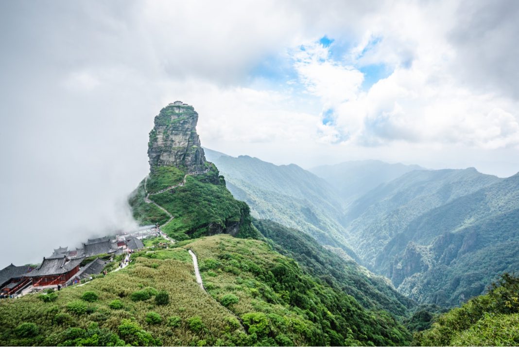 Deux temples bouddhistes sont perchés sur un pic à plus de 2 300 mètres ...