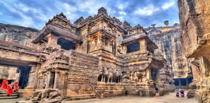 Sculpté à même la montagne dans un seul bloc, ce temple indien est un ...