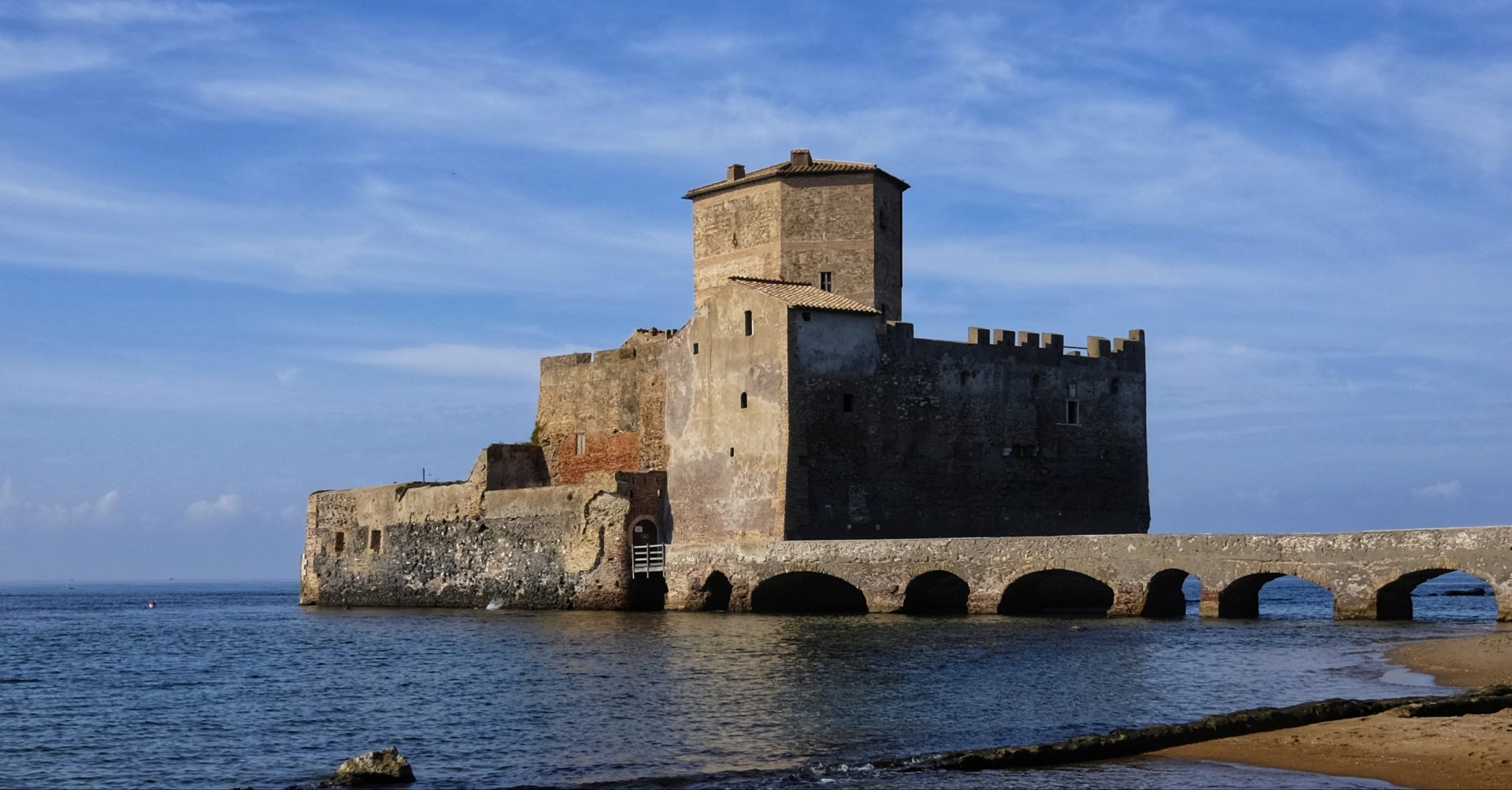 Partez à la découverte de la Torre Astura, cette forteresse médiévale ...