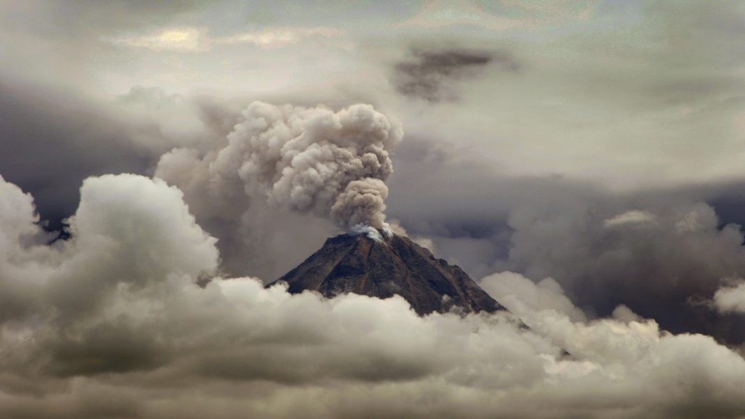 Découvrez l’impressionnante éruption du volcan Merapi en Indonésie