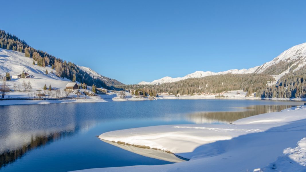 Ce lac, gelé par le froid, "chante" : un phénomène spectaculaire