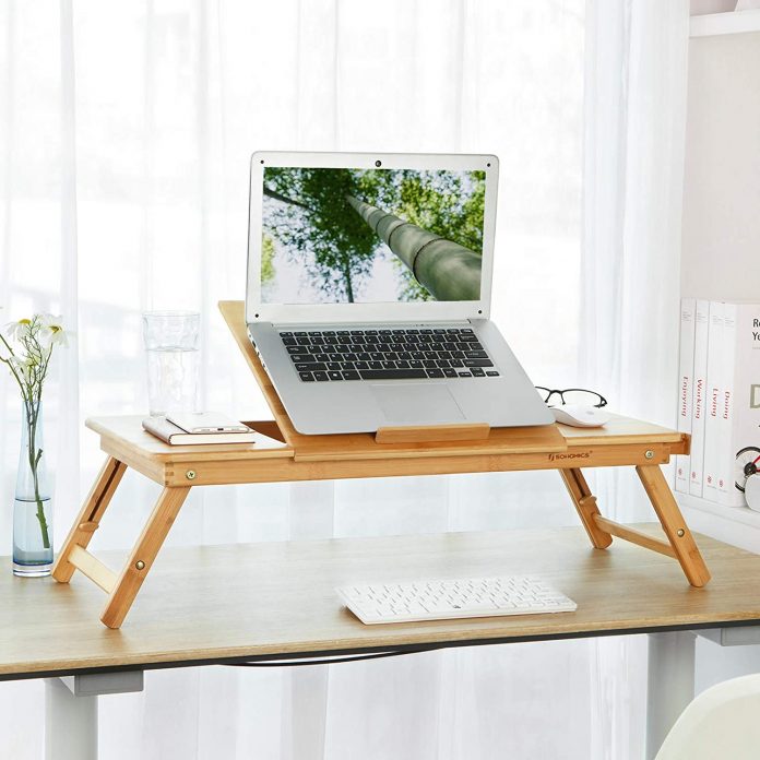Travaillez sans quitter votre lit avec cette table pliable