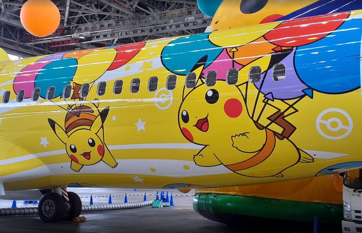 The Pokémon Company dévoile son nouveau Pikachu Jet pour les 25 ans de ...