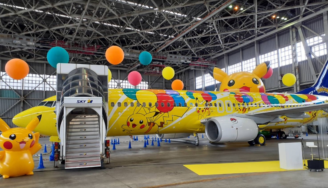 The Pokémon Company dévoile son nouveau Pikachu Jet pour les 25 ans de ...