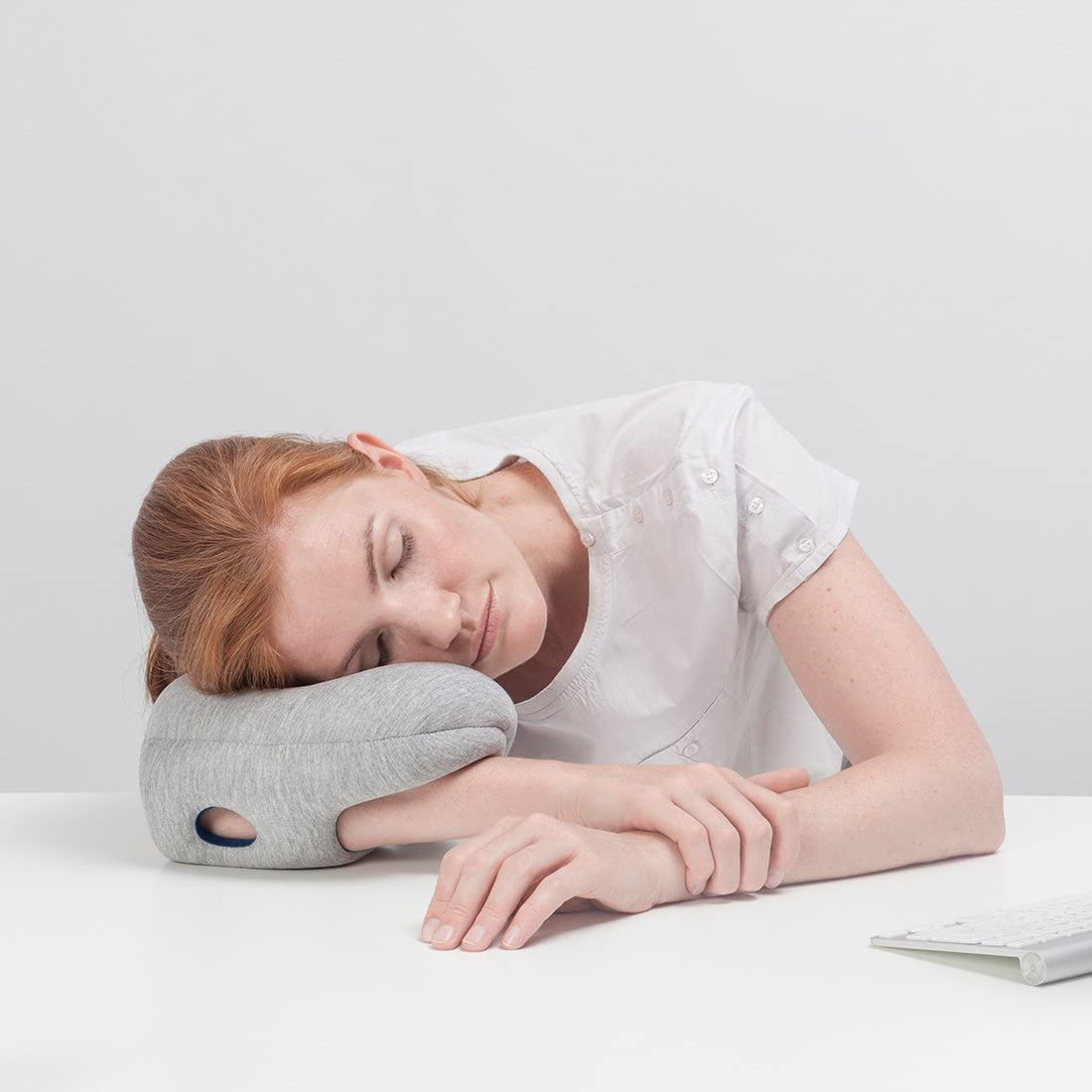 Cet oreiller portable est parfait pour les siestes éclair