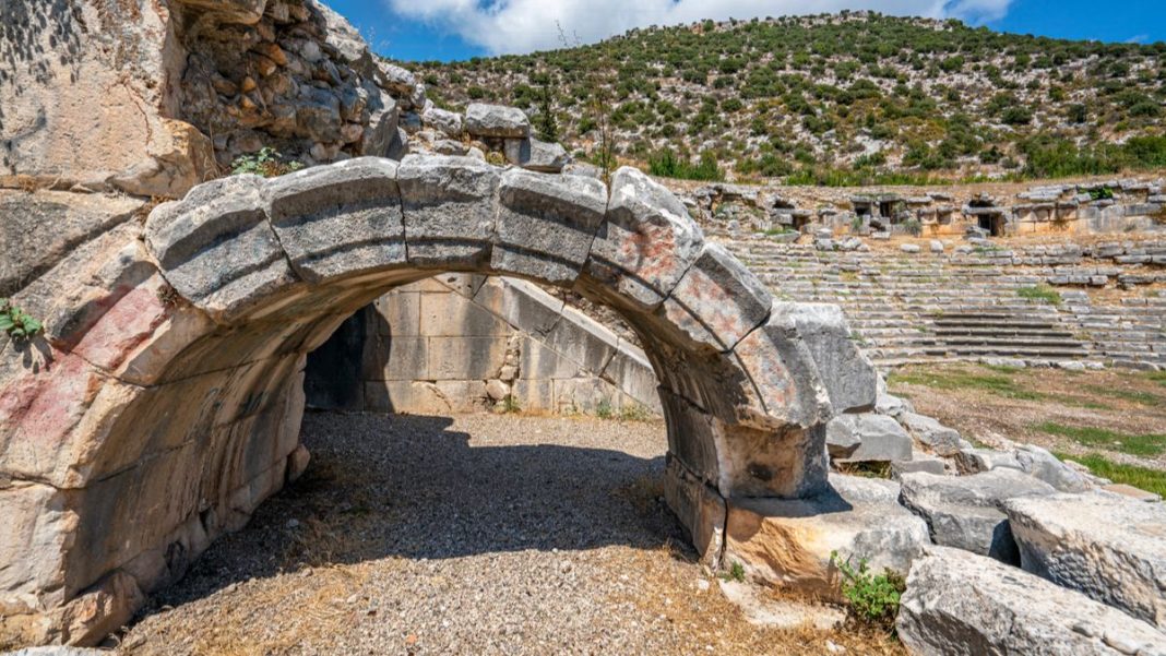 Les ruines d’une antique cité grecque vieille de 2 500 ans émergent ...