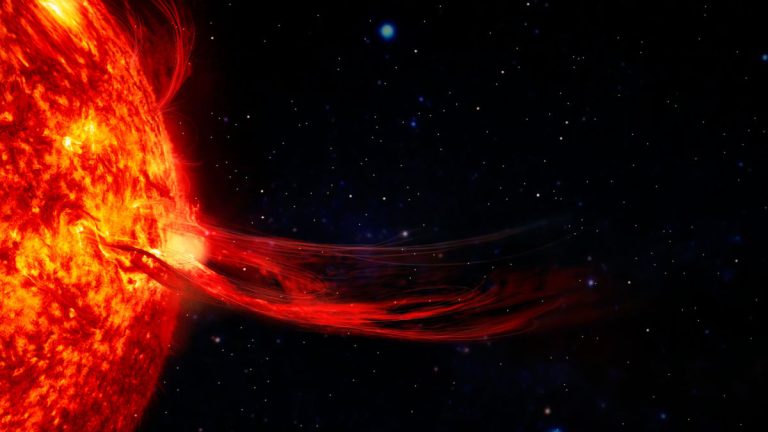 Cette gigantesque tornade de plasma à la surface du Soleil va vous ...