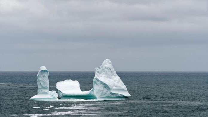 Un iceberg en forme de phallus aperçu au large d'une ville signifiant ...