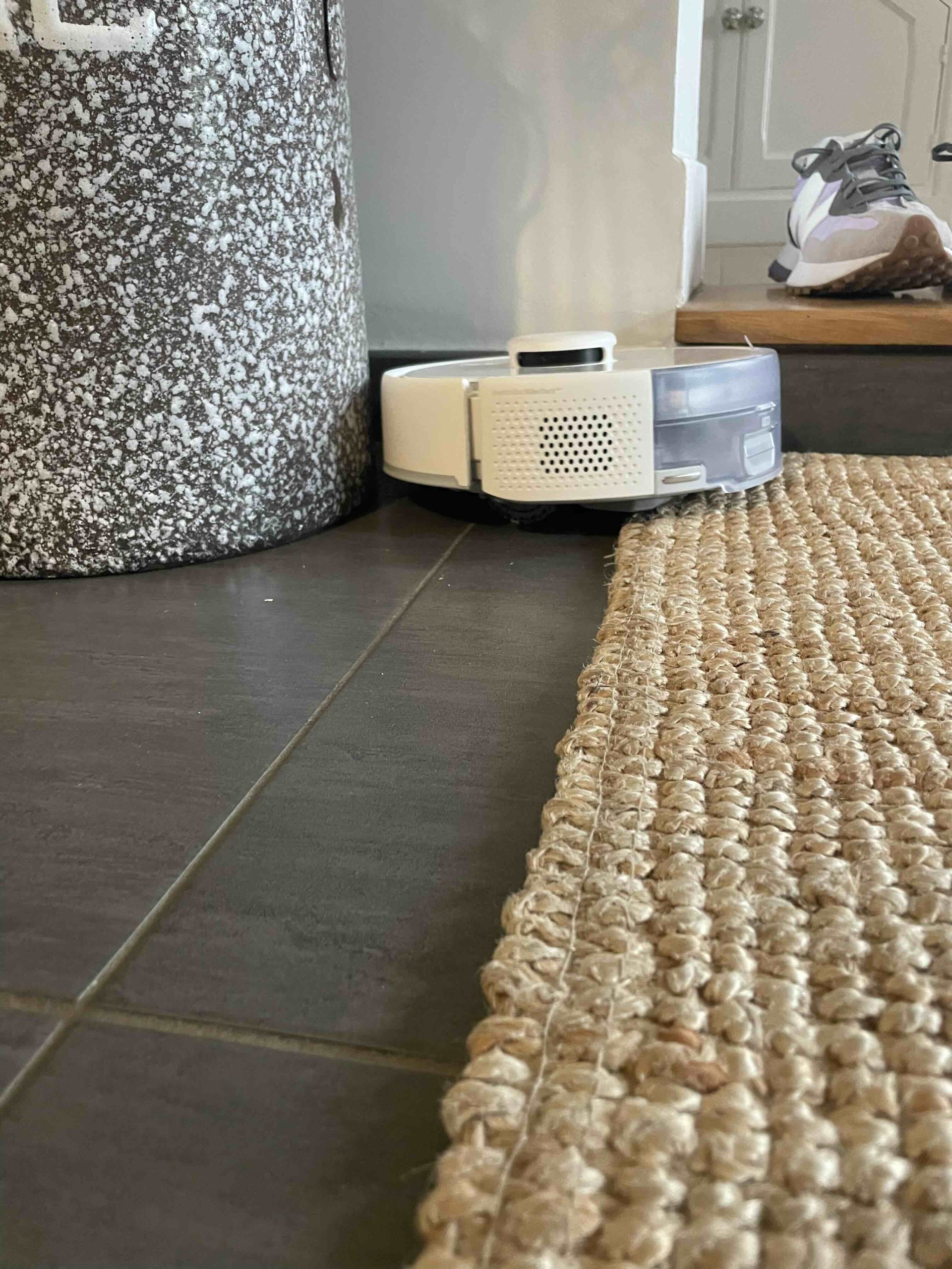 Test et avis sur le SwitchBot K10+ : le mini aspirateur robot compact ...