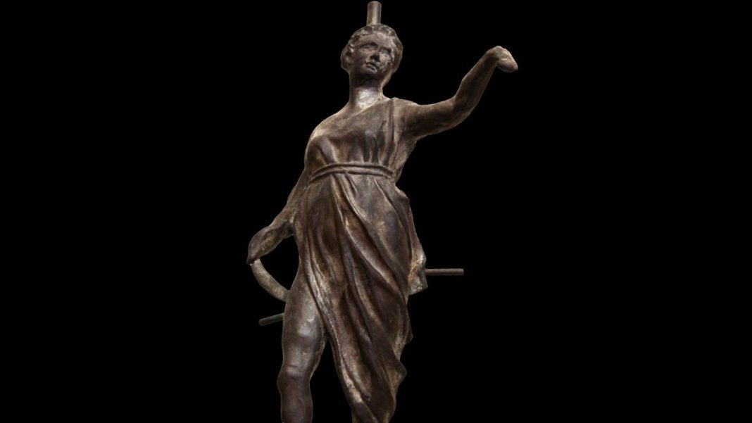 Découverte d'une statue de muse de la mythologie grecque dans une ville ...