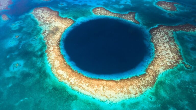 Des scientifiques font un inquiétant constat en explorant le Grand Trou ...